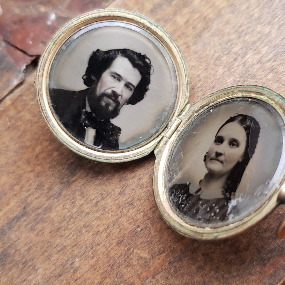 Antique Civil War Era Locket With Tin Types - Gem